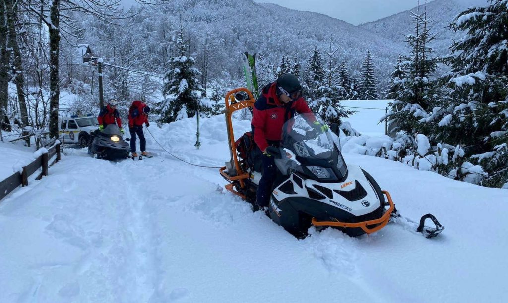 HGSS Ogulin i Delnice spašavali snježne izletnike na Bijelim i ...
