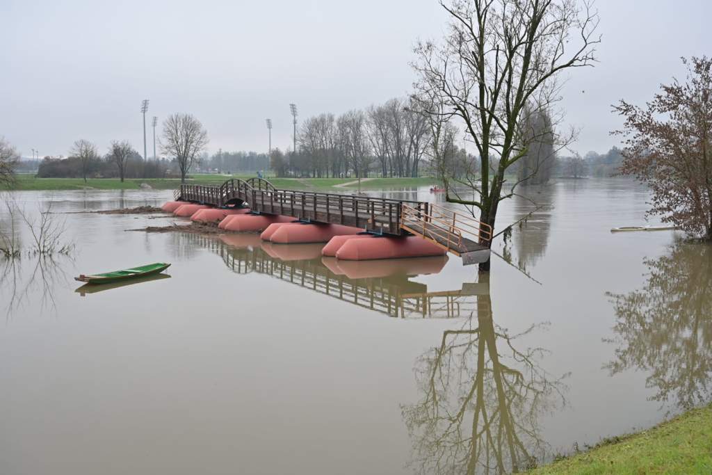 “Otkačeni” pontonac zasada ostaje privezan: Danas učvršćivanje i ...
