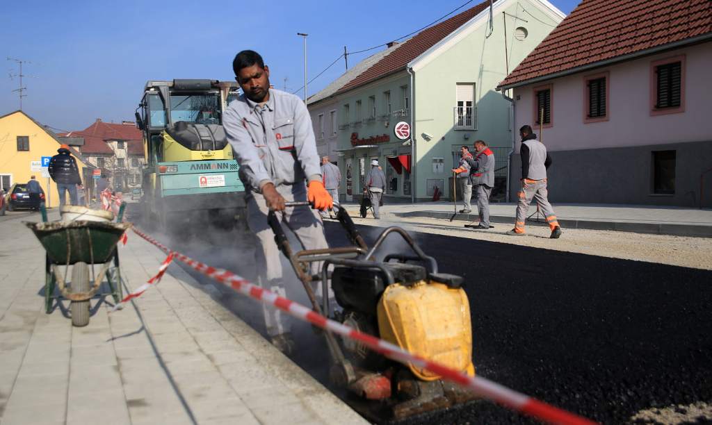 Jozefinska u Dugoj Resi konačno dobiva asfalt, ali tek prvi sloj ...