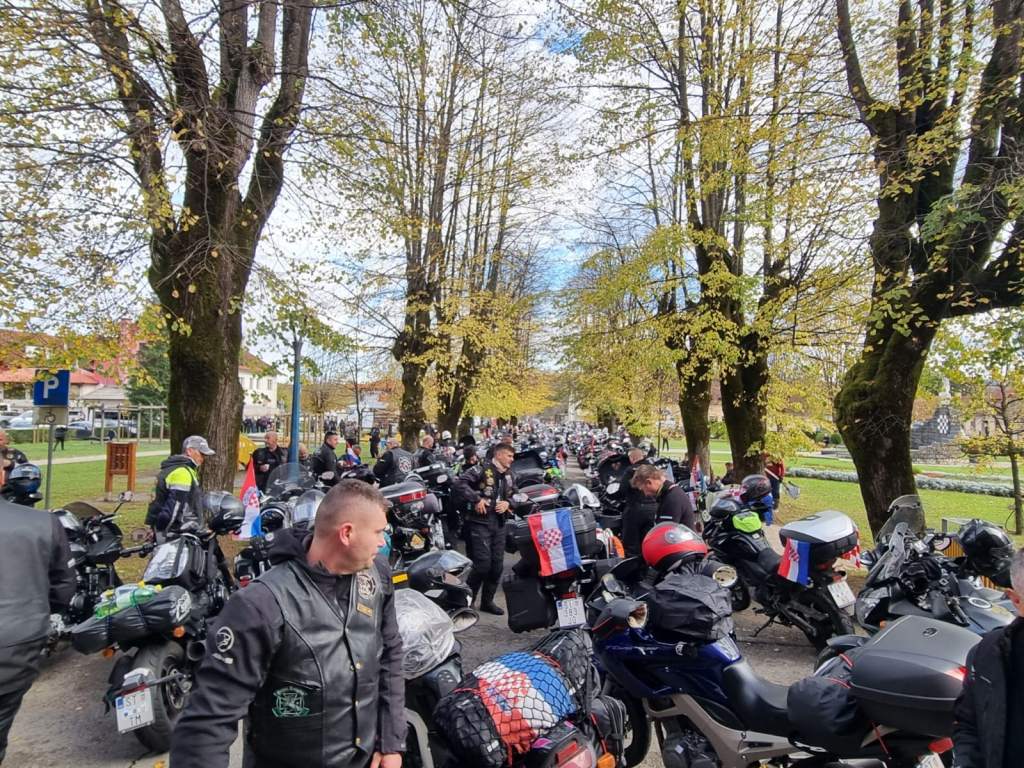 Brojni bikeri danas zastali u Slunju na svom putu do Vukovara i odali ...