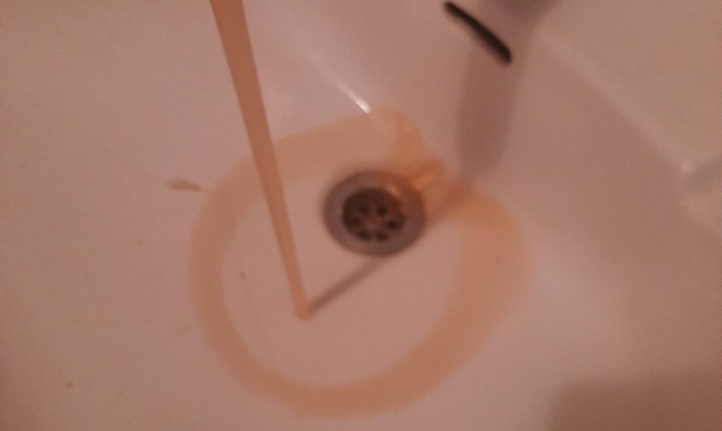 Žuta voda u karlovačkom Novom Centru, razlog puknuće magistralnog ...